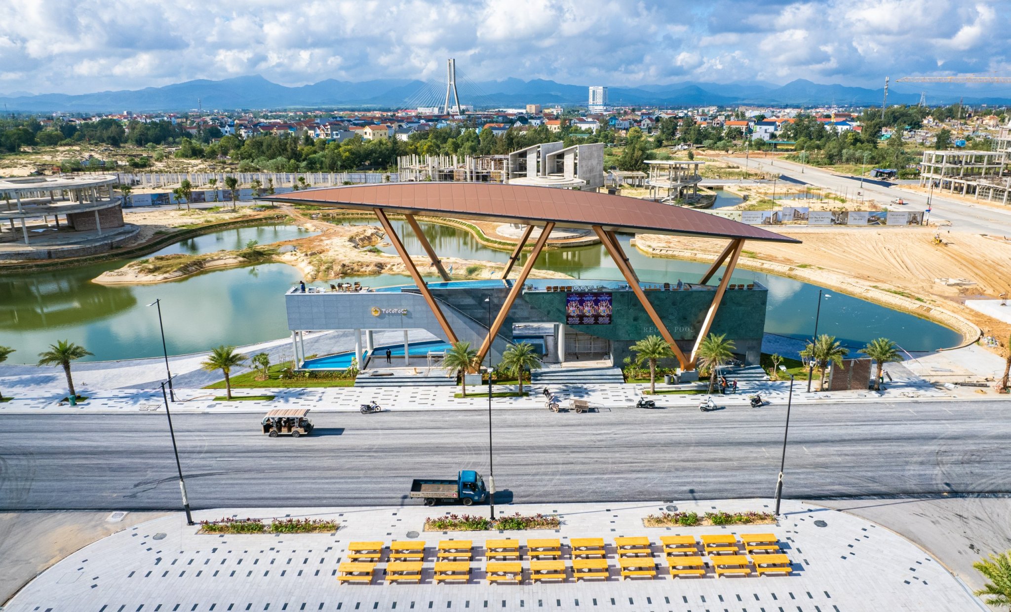 Regal Pool - bể bơi rất đẳng cấp và khác biệt tại Regal Legend - Đất ...